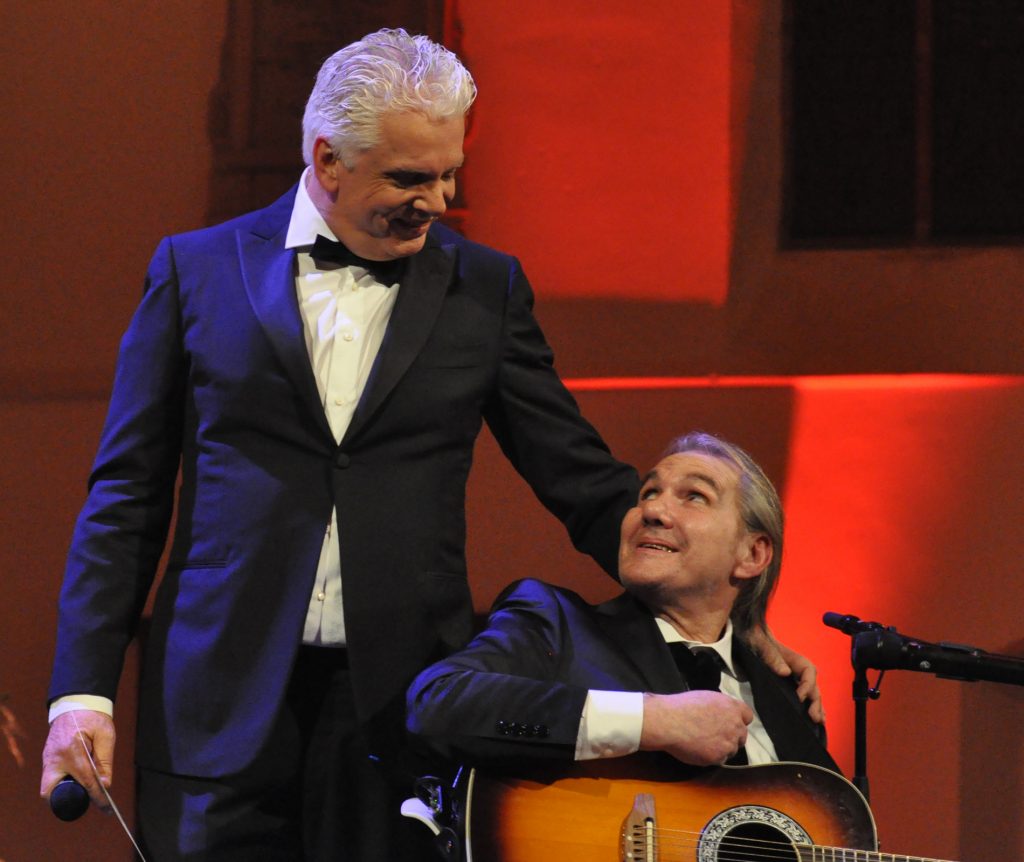 Haagse straatmuzikant Chuck Deely overleden | MAX Maakt Mogelijk